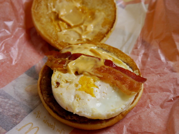 【禁断グルメ】モスバーガーで『月見バーガー』を作ると激ウマ！ マジウマ!! 究極のハンバーガーになって感動した | ロケットニュース24