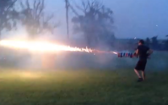 【絶対に真似してはいけない】もはや立派な兵器！ 花火を使った自作の銃が迫力ありすぎる!! | ロケットニュース24