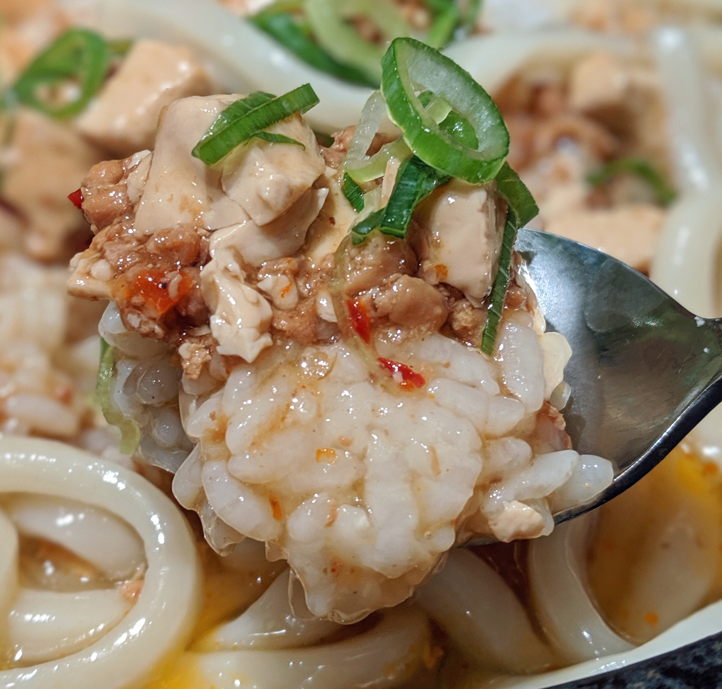 はなまるうどんがぶっ壊れた!? うどんの上に「麻婆丼」をのせる暴挙に出てしまう…… | ロケットニュース24