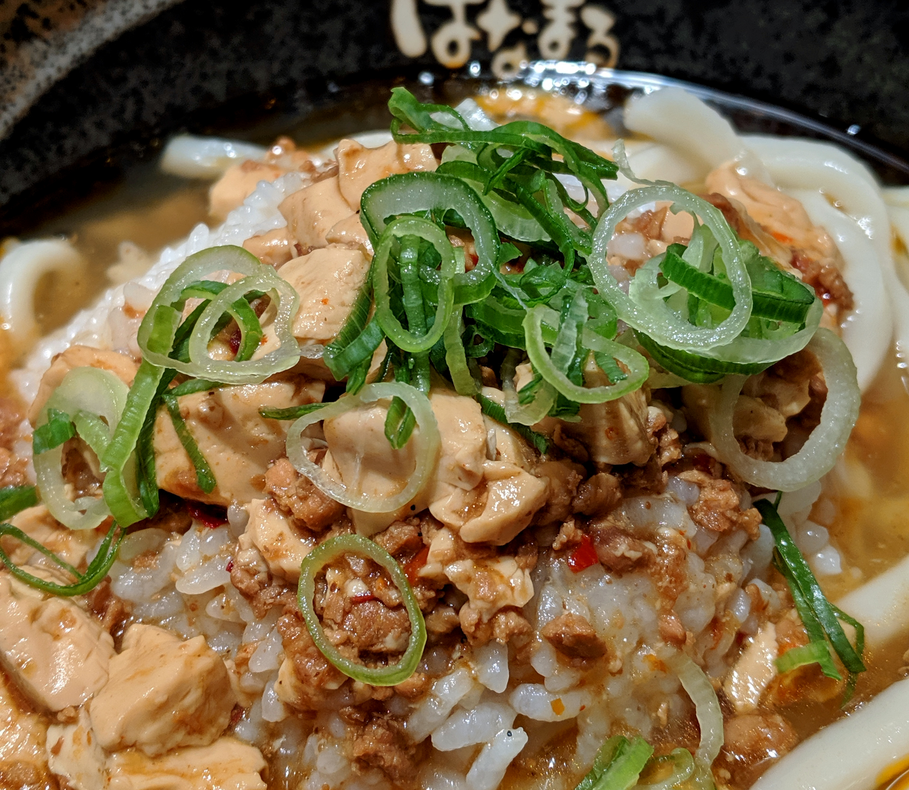 はなまるうどんがぶっ壊れた!? うどんの上に「麻婆丼」をのせる暴挙に出てしまう…… | ロケットニュース24