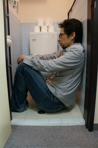Learn How to Sleep in a Toilet Stall Like a Pro | SoraNews24 -Japan News-