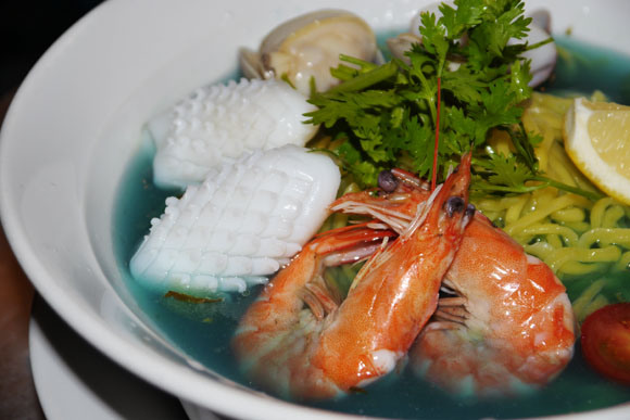 Are blue foods as cool as the color implies? We try blue curry, ramen ...