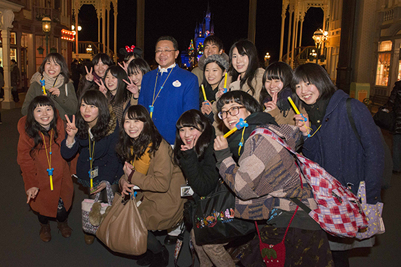 Tokyo Disneyland celebrates “Thanks Day” where the employees become ...