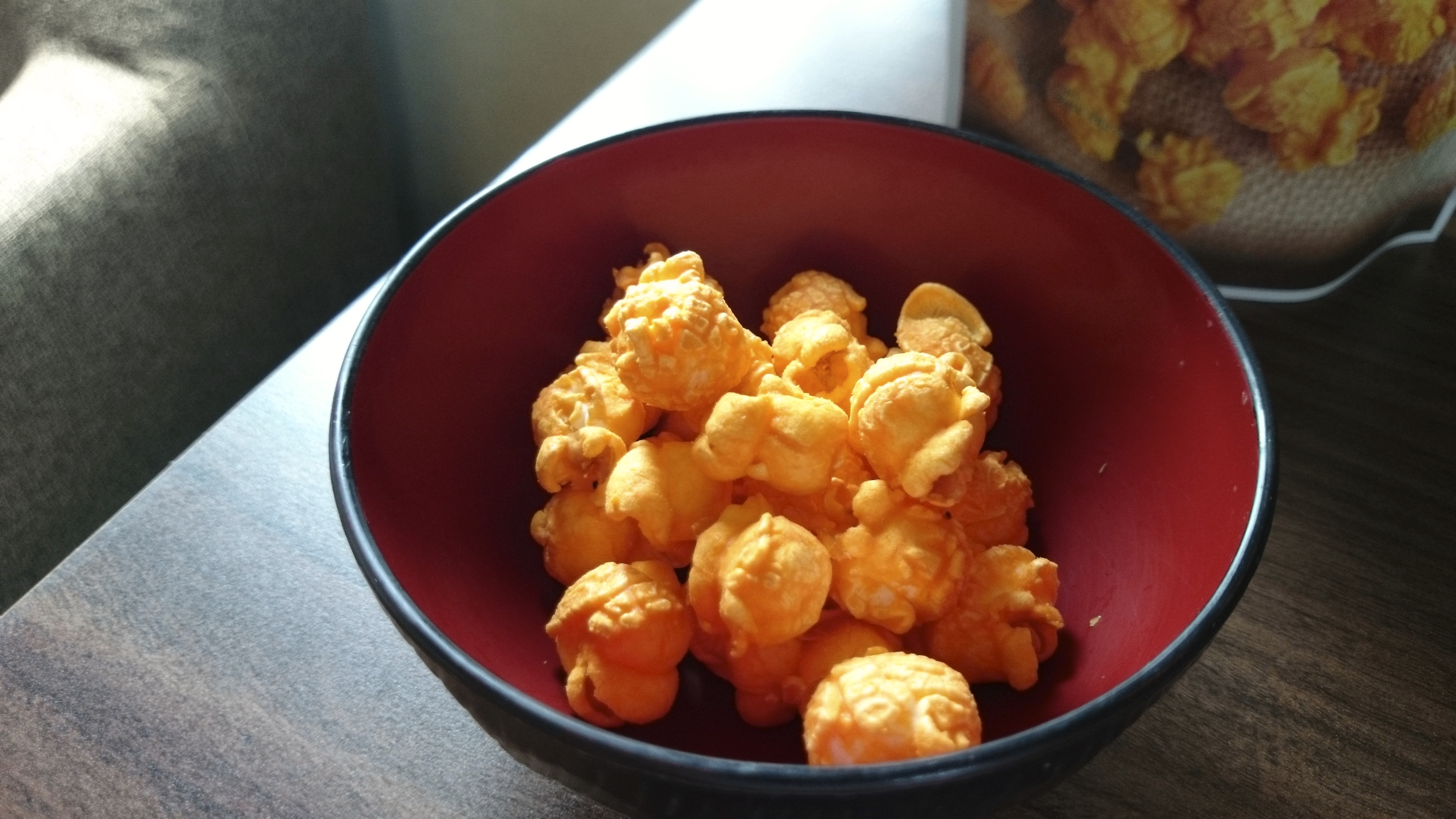 We try the new 7-Eleven premium popcorn that everyone in Japan is going ...
