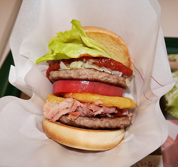 We try the new Tokyo Tower Burger from Mos Burger | SoraNews24 -Japan News-