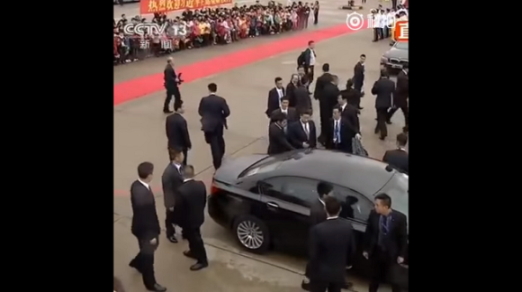 The daily life of the leader of China and his entourage of bodyguards ...