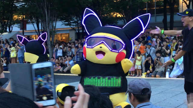 Pikachu Outbreak 2018 photos! Pikachus parade through Yokohama, bust ...